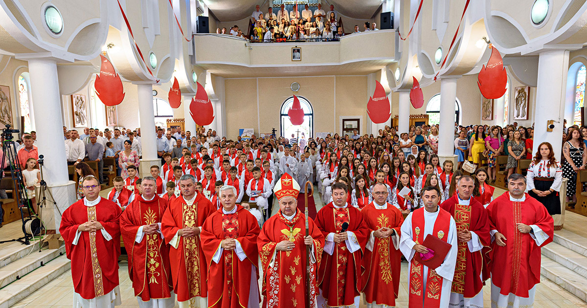 Sagna: Mai ancorați în credință, prin sacramentul Mirului